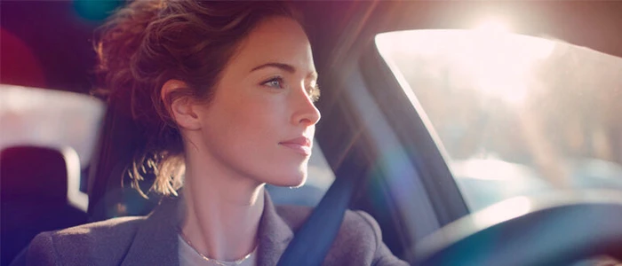 Frau_fährt_Auto_Midjourney_Topnews.jpg (Bild: KI-generiert/Midjourney)